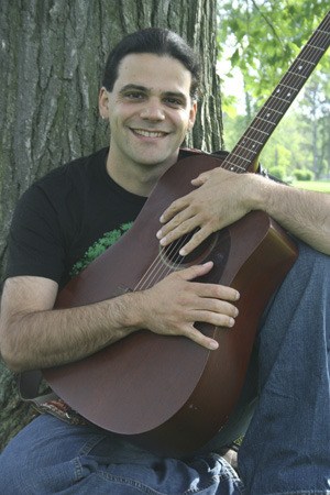 Joe Reilly and his guitar return to Lopez Island | Islands' Weekly